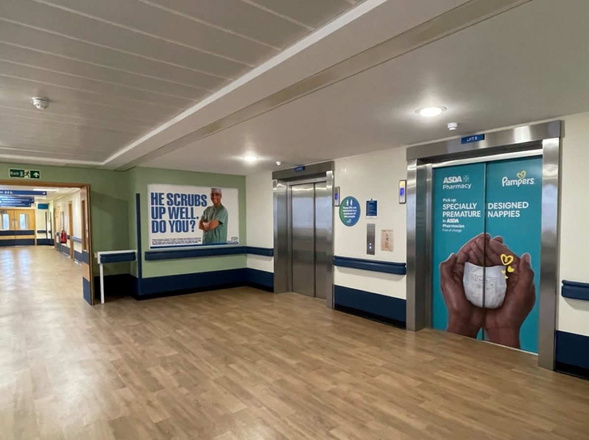 New campaign | Pampers lift wraps - Pulse Outdoor Media